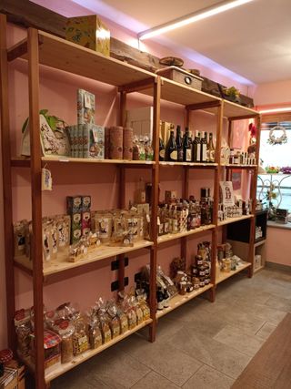 Scaffali in legno, usati , per negozio