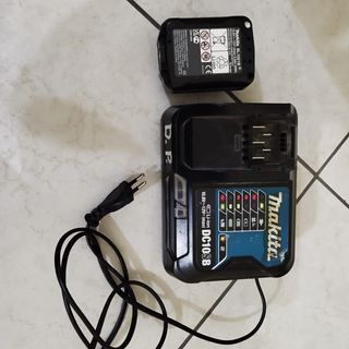 Caricabatterie Makita DC10SB 12V con batteria