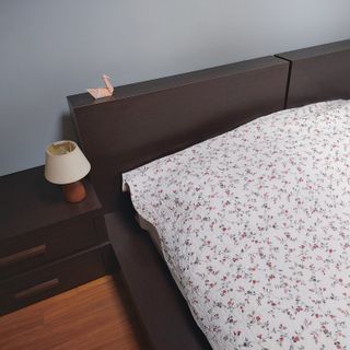 struttura letto matrimoniale + 2 comodini