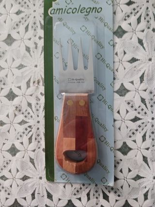 Forchetta formaggi con manico di legno