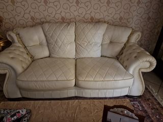 Divani  modello chester in pelle