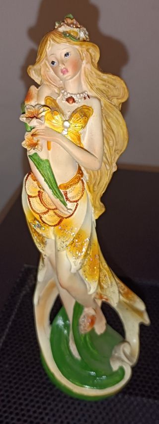 Bellissima fata ninfa in ceramica