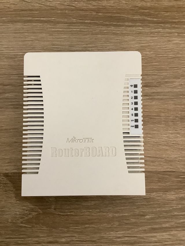 Router Mikrotik RB962 de segunda mano por 40 EUR en Zaragoza en WALLAPOP