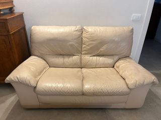 divano in pelle colore panna