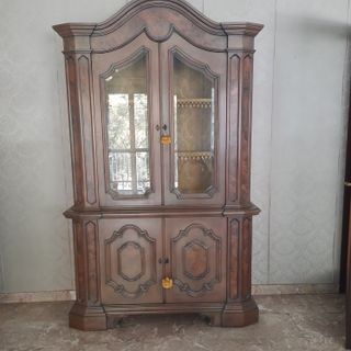 Mobile in noce con vetrina