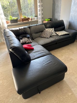 Divano nero ecopelle con chaise long e contenitore