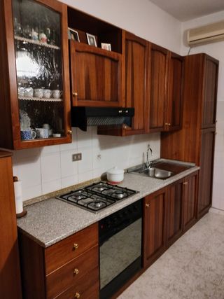 Cucina con tavolo e sedie