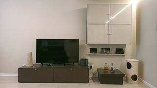 Salotto con mobile porta TV, tavolo e divano