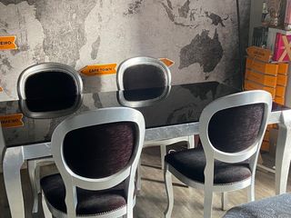 Tavolo in cristallo nero e base argento