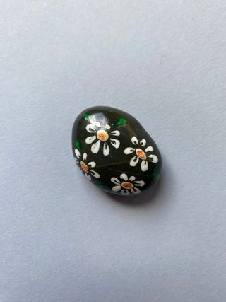 sasso nero decorativo con fiori