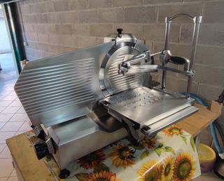 Affettatrice professionale con lama da 350 mm