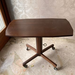 Tavolino in legno ad altezza regolabile