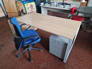 Scrivania da ufficio con sedia e cassettiera.