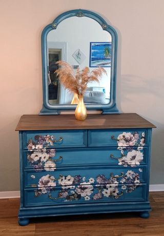 Comò blu a fiori con specchio