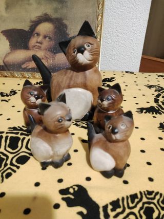 Famiglia gatti legno