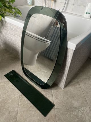 specchio con bordo e mensola in vetro fumé