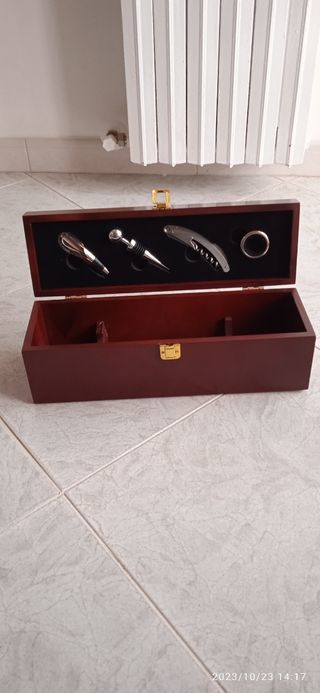 Scatola per vino in legno con attrezzi