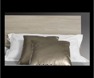 Letto matrimoniale con due comodini