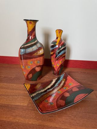 Vasi e vassoio in ceramica stile etnico