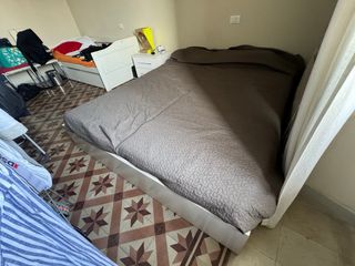 Letto bianco con materasso