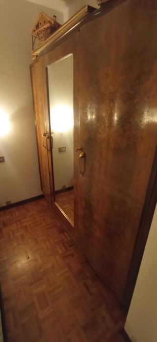 Mobile a tre porte in legno con specchio vintage