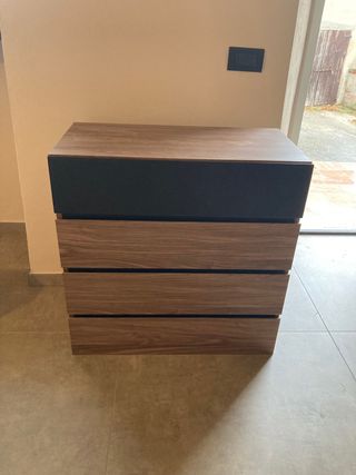 cassettiera con dettaglio nero