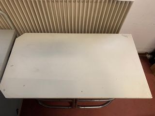 Tavolo di legno con base metallica