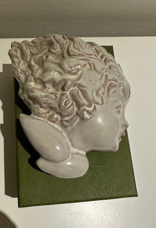 scultura in ceramica bianca