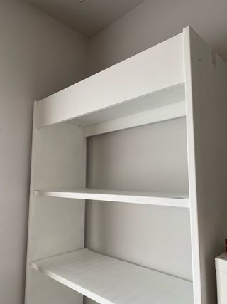 Libreria di legno bianca
