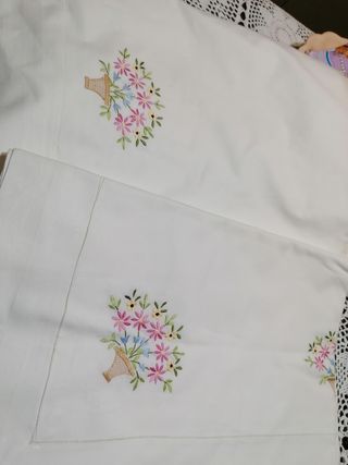 Lenzuolo con due federe ricamato