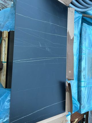 Pavimento trex nero matt con venature