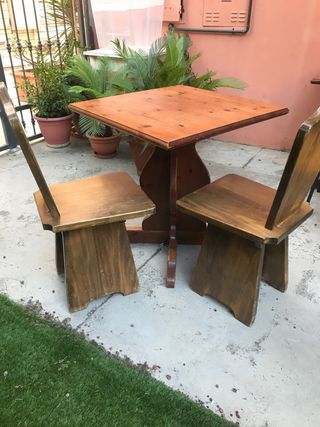 tavolino quadrato con due sgabelli