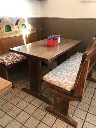 tavolo con due panche di legno