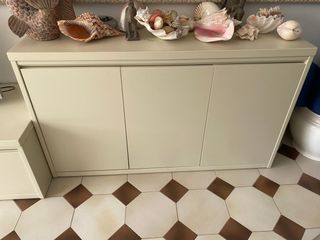 mobile in legno laccato bianco