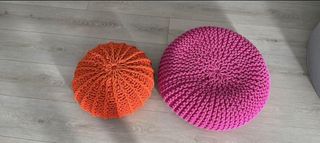 Pouf a maglia fuxia e arancione