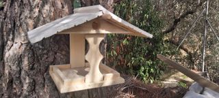 Mangiatoia in legno per piccoli uccelli