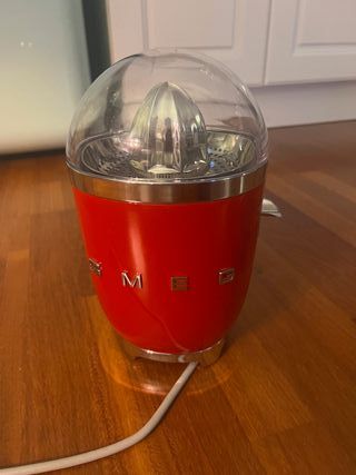 Spremiagrumi SMEG Rosso Lucido Estetica 50's Style