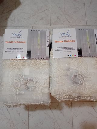 Coppia di tende velate e ricamate