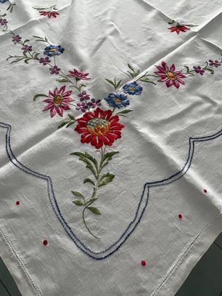 Tovaglia ricamata interamente a mano