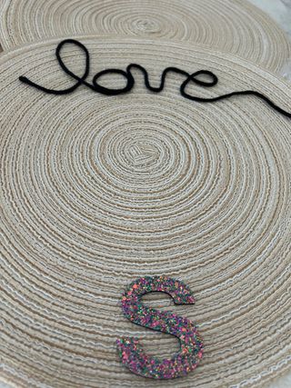 Tovaglietta con scritta love e iniziale boreale