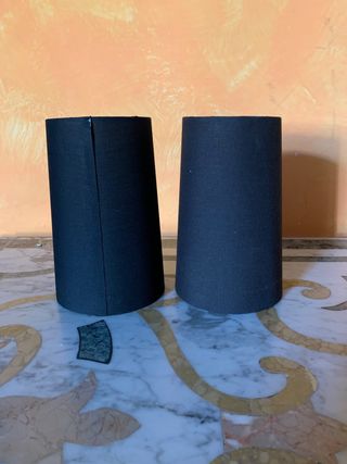 due piccoli paralumi leggermente conici