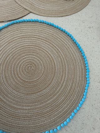 Tovaglietta con pon pom e scritta