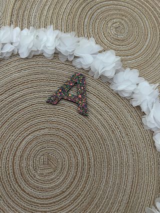 Tovaglietta con fiori bianchi e iniziale