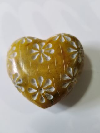 Fermacarte in pietra gialla