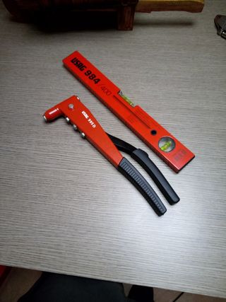 Rivettatrice e livella a bolla