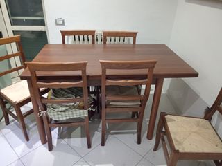 Tavolo in legno con 6 sedie