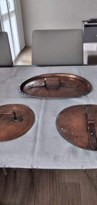 Tre coperchi per pentole vintage in rame stagnato