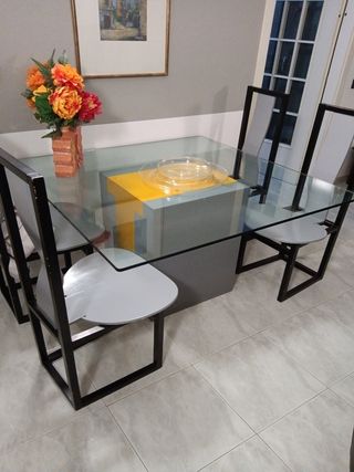 Tavolo in vetro con sedie