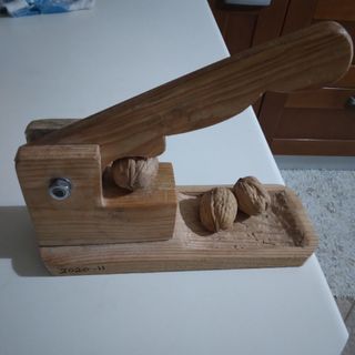 Schiaccianoci in legno fatto a mano