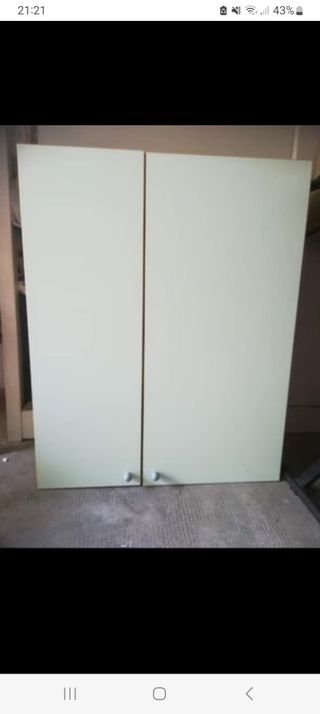 Pensile con ripiani in vetro.